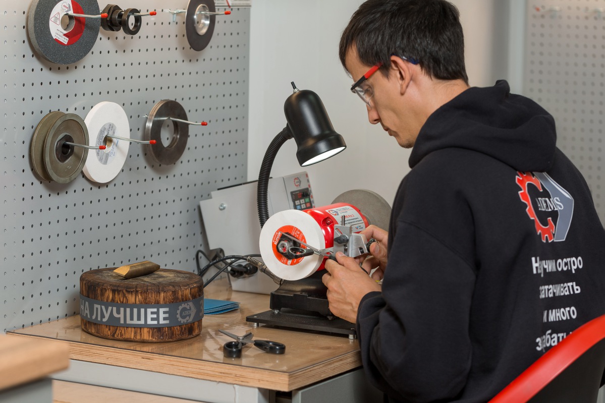 ADEMS Pro 2 is a multifunctional machine for sharpening household ...